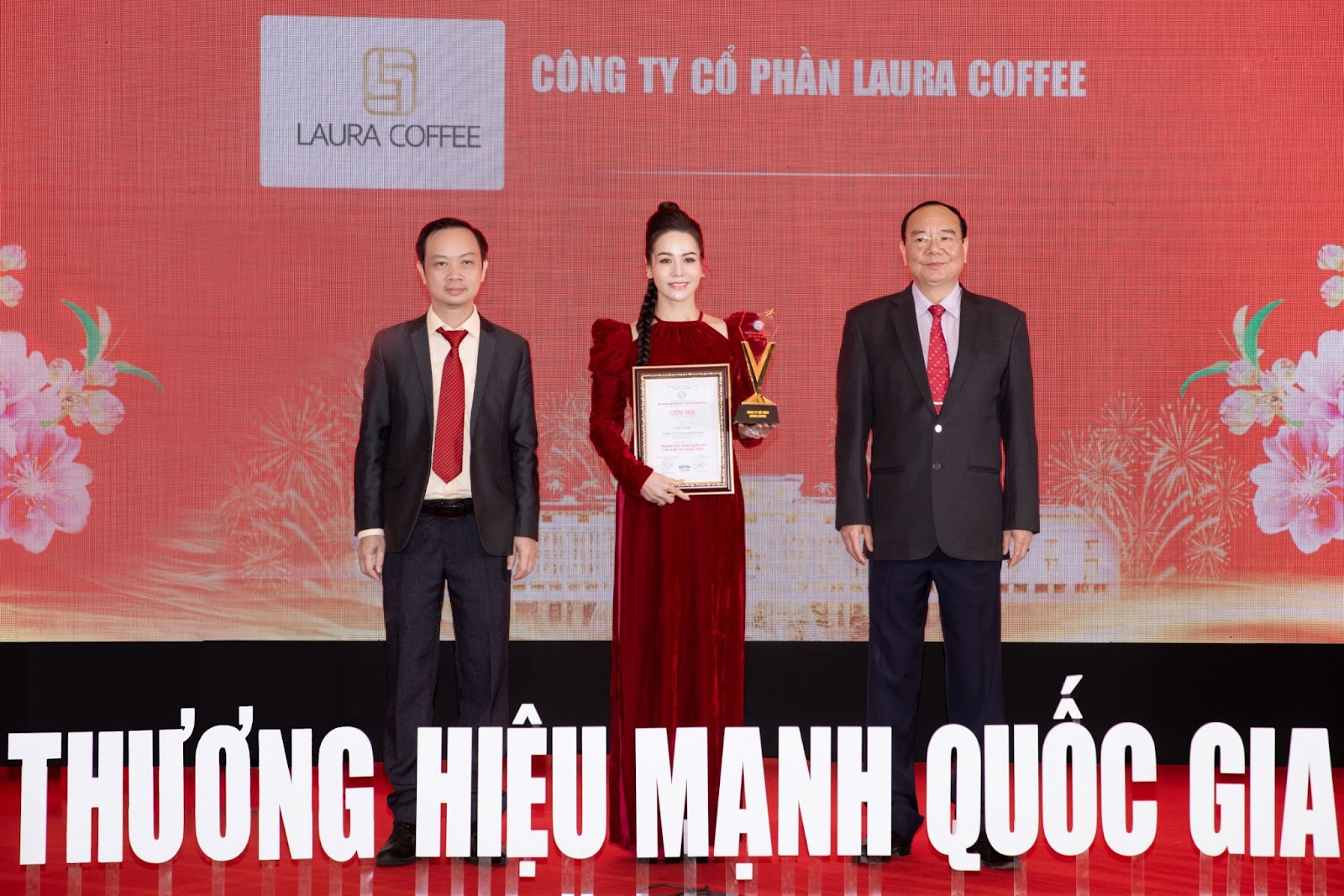 Nhật Kim Anh cùng Laura Coffee vinh dự nhận giải Top 12 Thương Hiệu ...